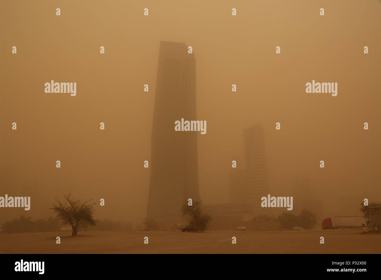 Kuwait City, Kuwait. 17th June, 2018. A heavy sandstorm engulfs Kuwait ...