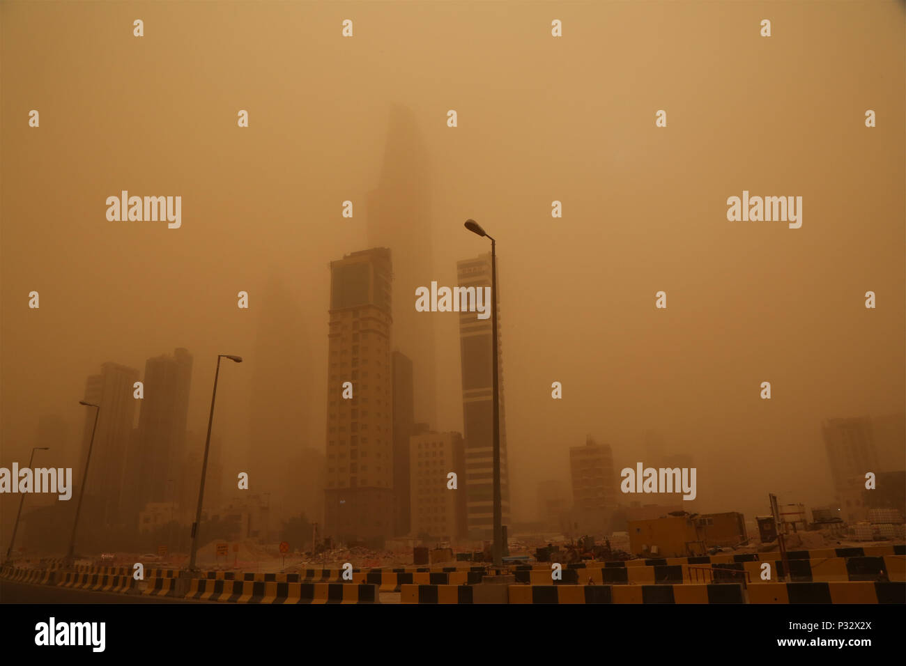 Kuwait City, Kuwait. 17th June, 2018. A heavy sandstorm engulfs Kuwait ...