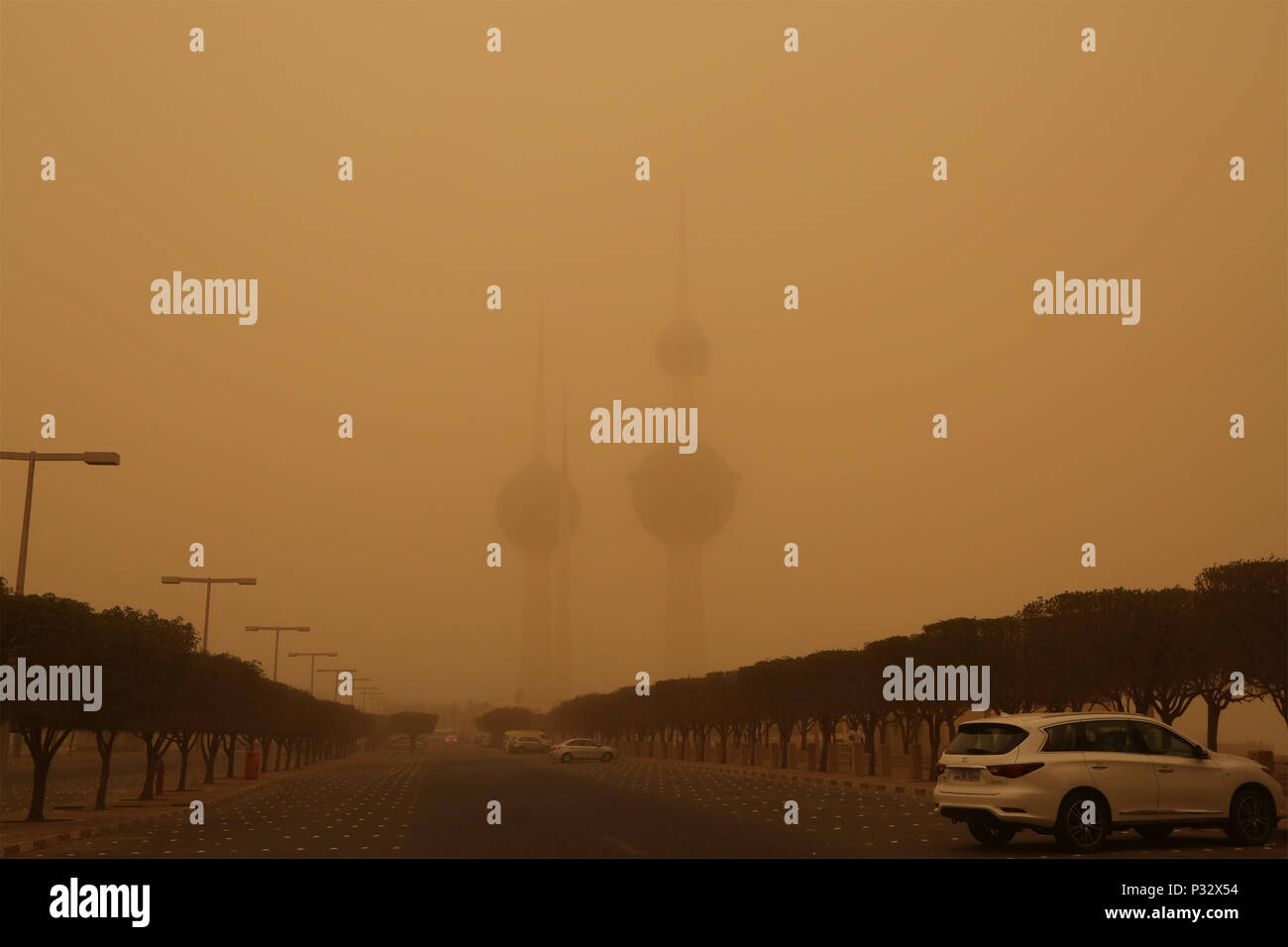Kuwait City, Kuwait. 17th June, 2018. A heavy sandstorm engulfs Kuwait ...