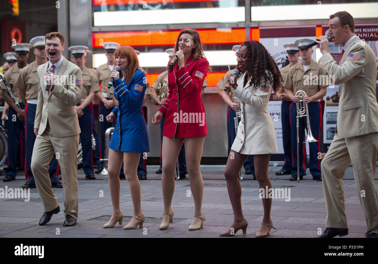 Uso show troupe hi-res stock photography and images - Alamy