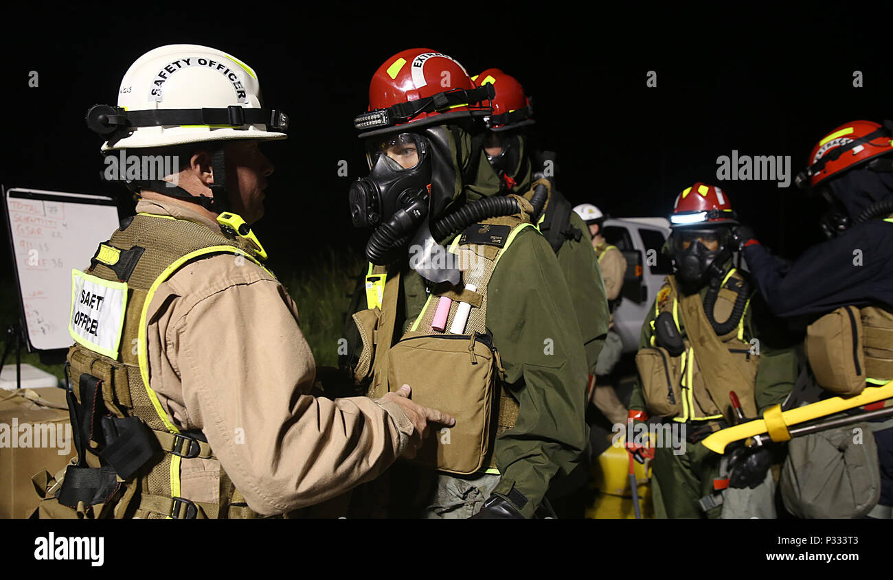 Marines with search and extraction platoon, Chemical Biological ...