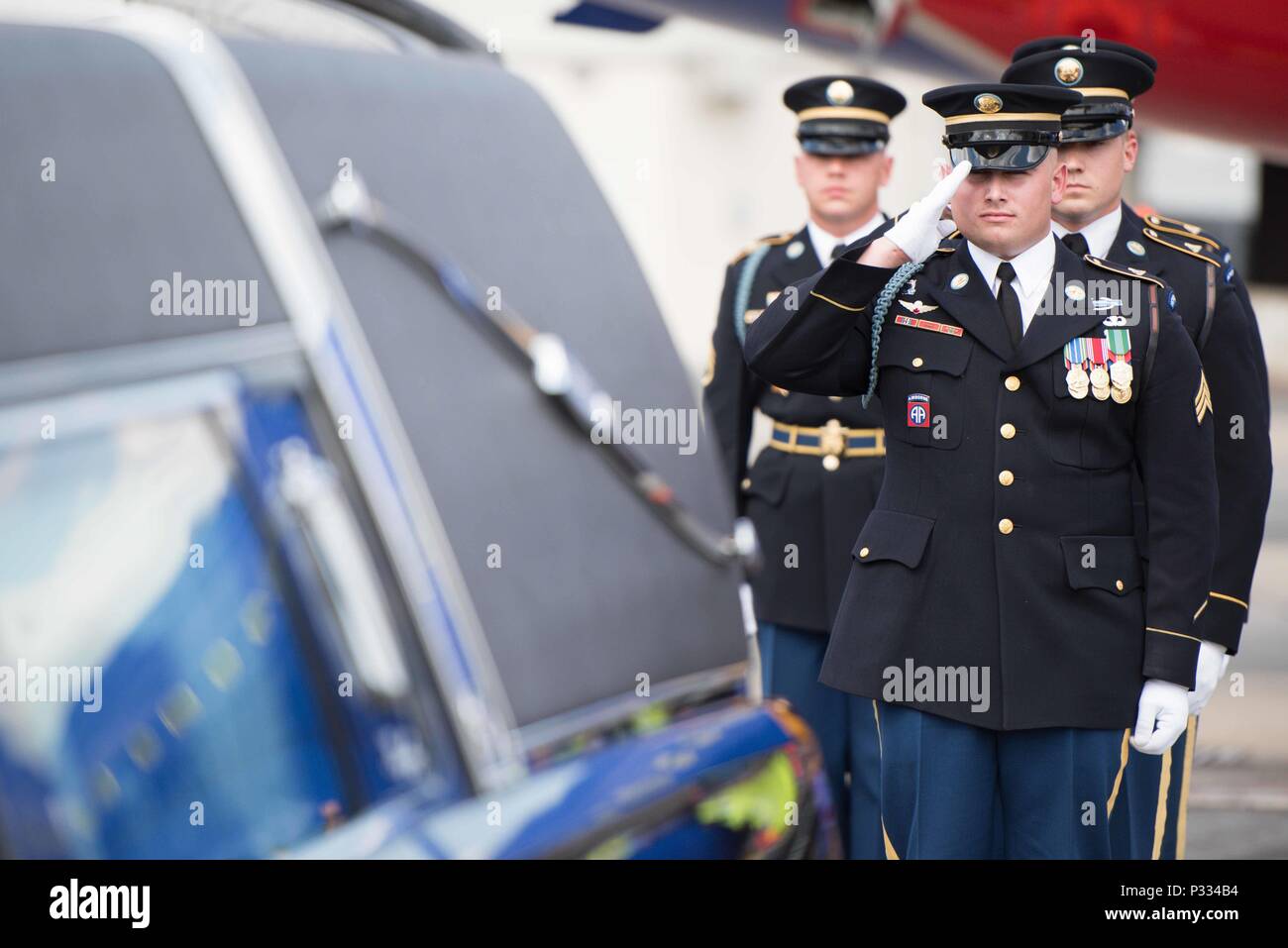 Army old guard fife and drum corp hi-res stock photography and images ...