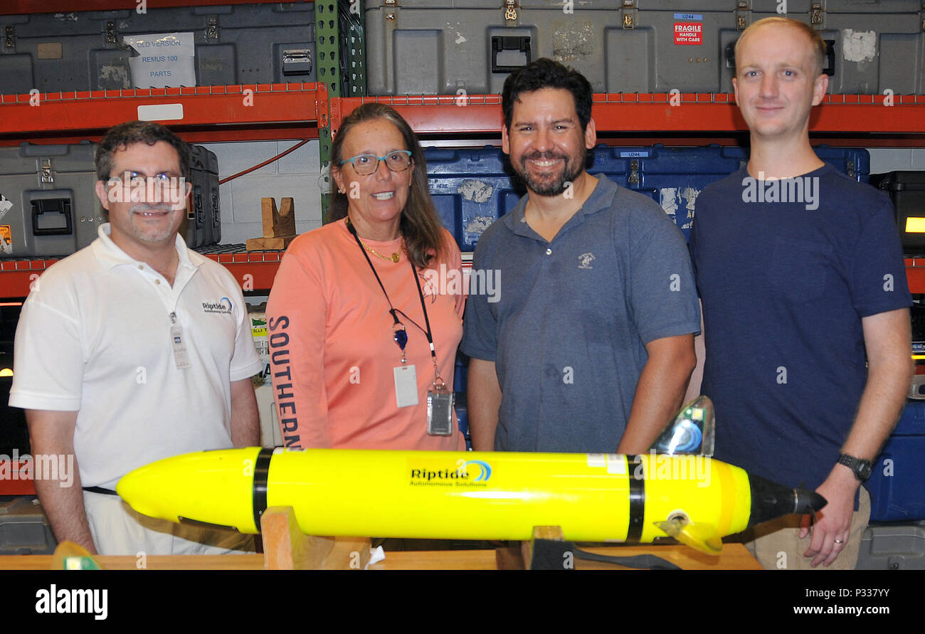 Engineers from Naval Surface Warfare Center Panama City Division (NSWC ...