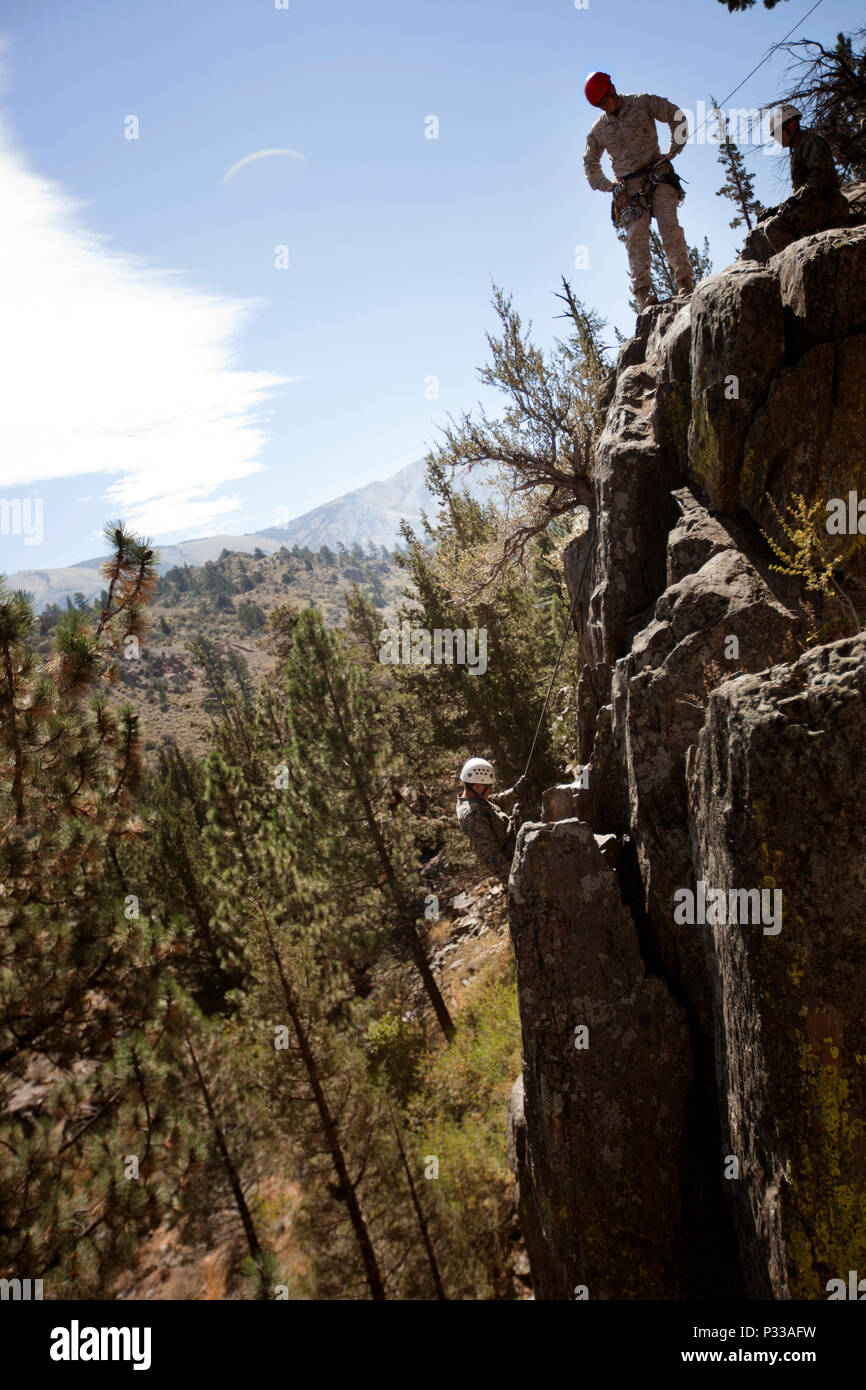 An instructor with Assault Climbers Course observes a Marine with 3rd ...