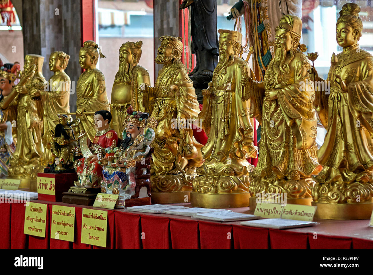 Chinese temple, Chinese gold statues Stock Photo - Alamy
