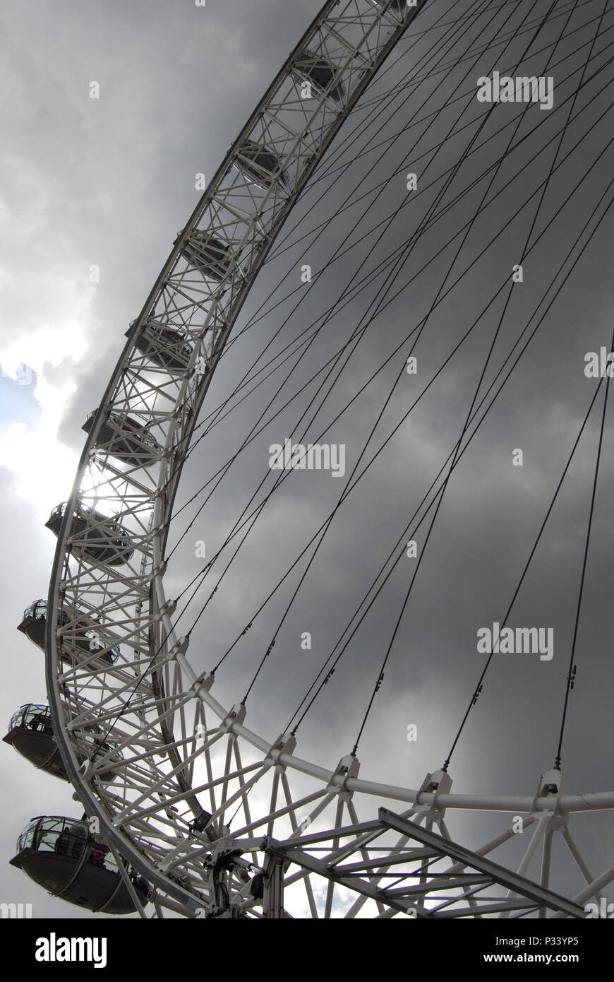 London skyline black and white clouds hi-res stock photography and ...