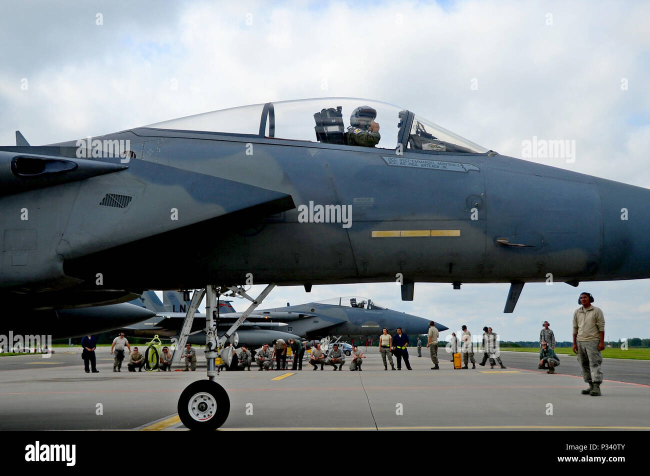 U.S. Air Force Airmen assigned to the 194th Expeditionary Fighter ...