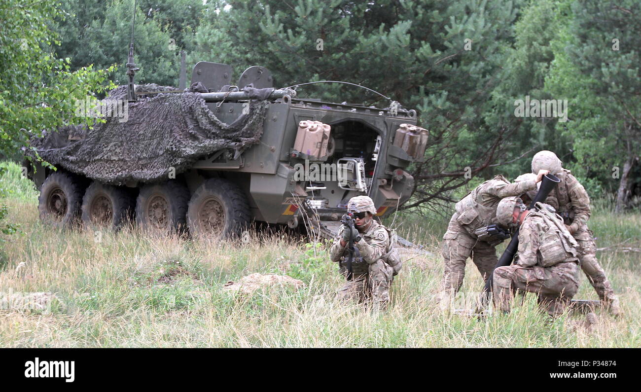 Mortarmen assigned to Headquarters and Headquarters Troop, 1st Squadron ...