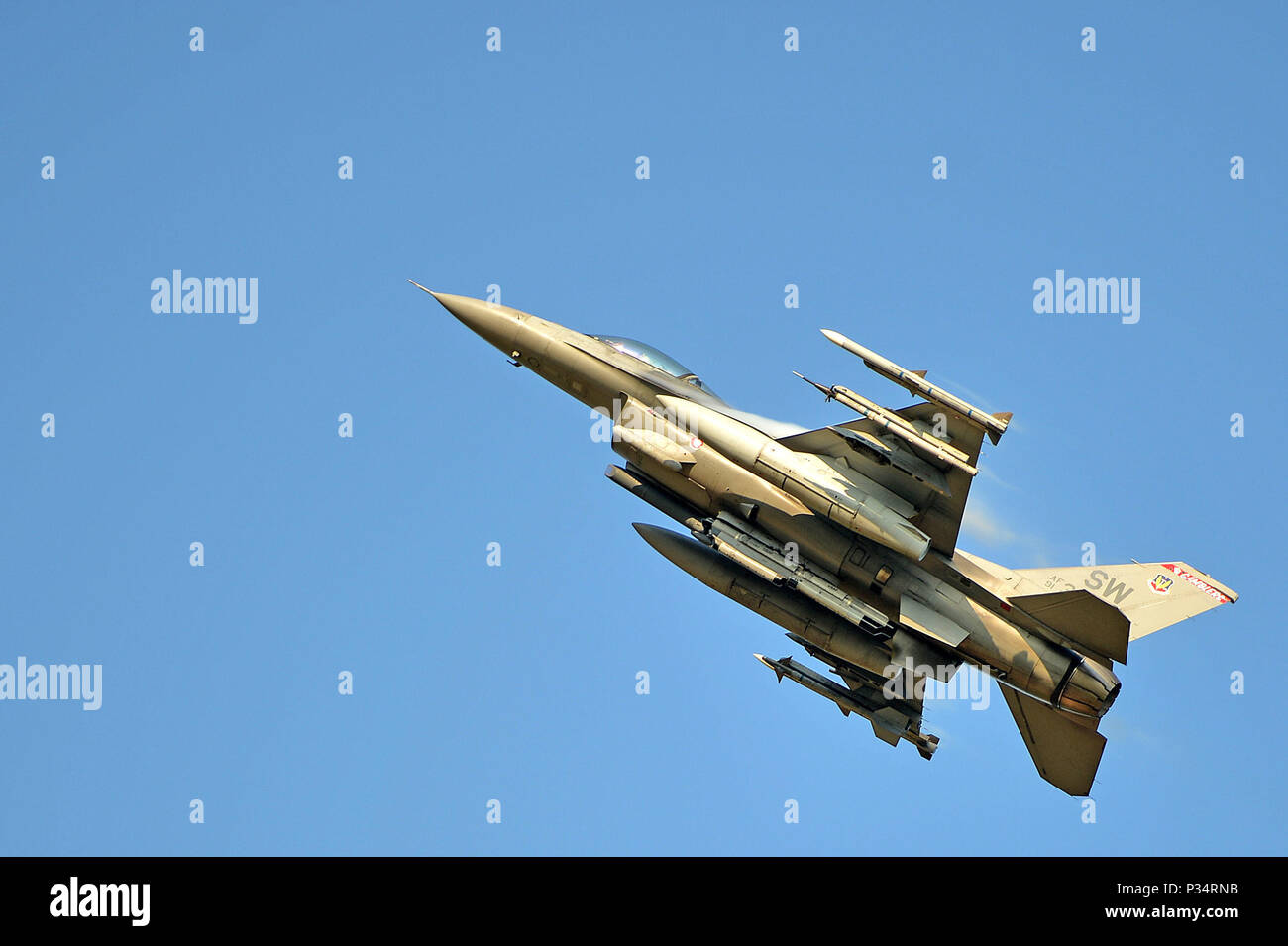 F-16CM Fighting Falcons are multi-role fighter aircraft used by 20th ...