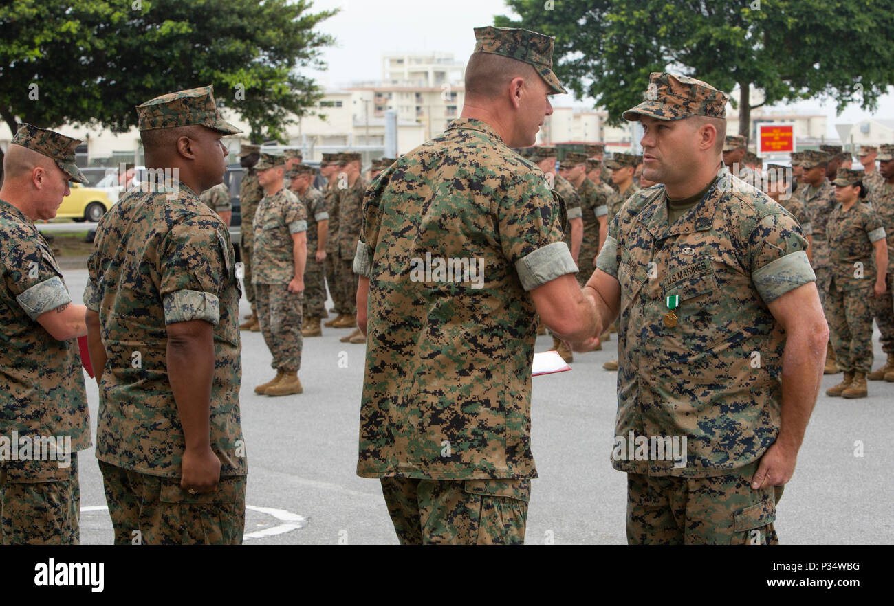 Gunnery Sgt. Scott M. Dahn shakes hands with Col. Ronald C. Braney ...