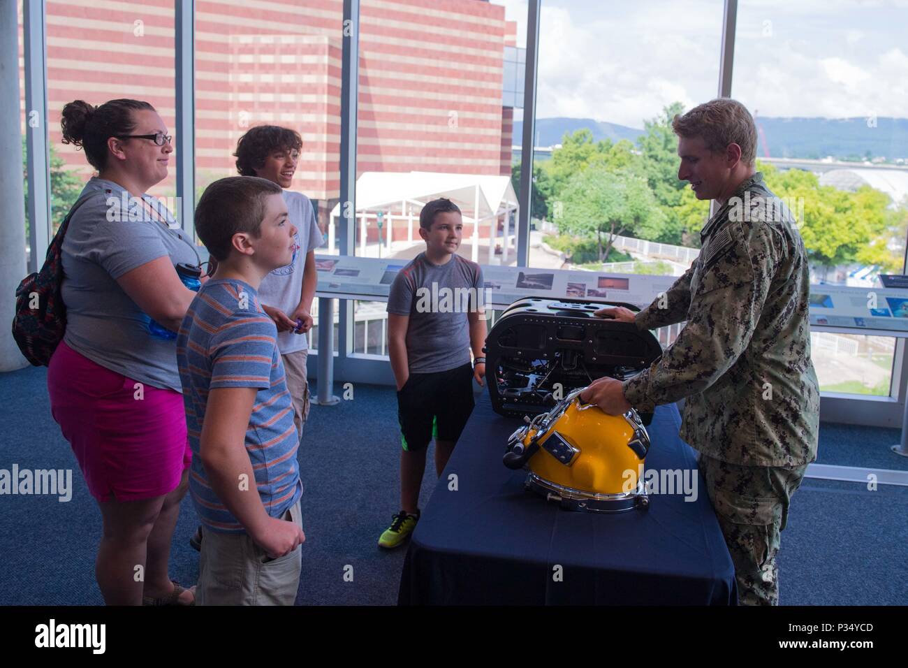 180614-N-SH284-1007 CHATTANOOGA, Tenn. (June 14, 2018) Navy Diver 2nd ...