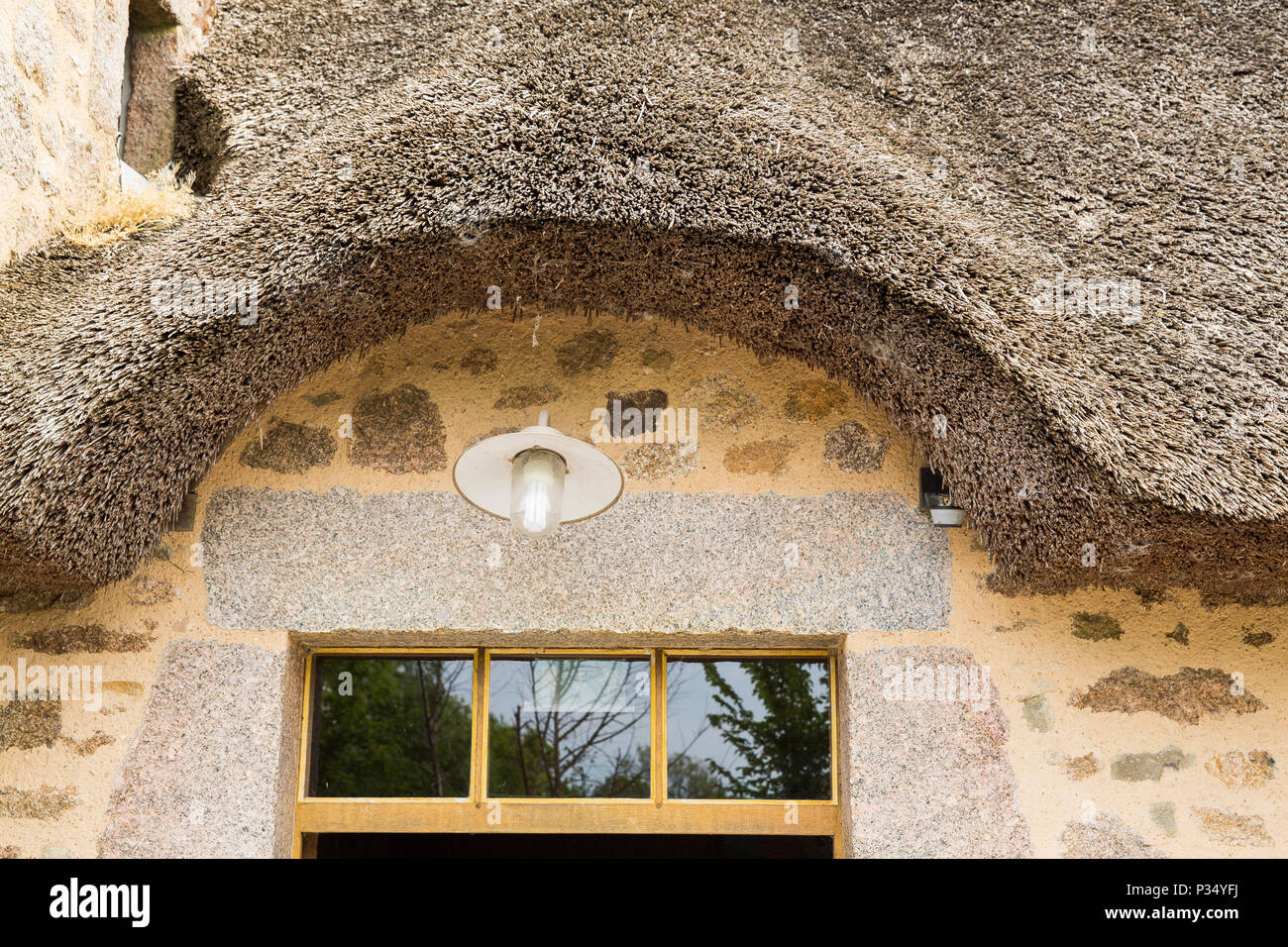 Thatched cottage dormer window hi-res stock photography and images - Alamy