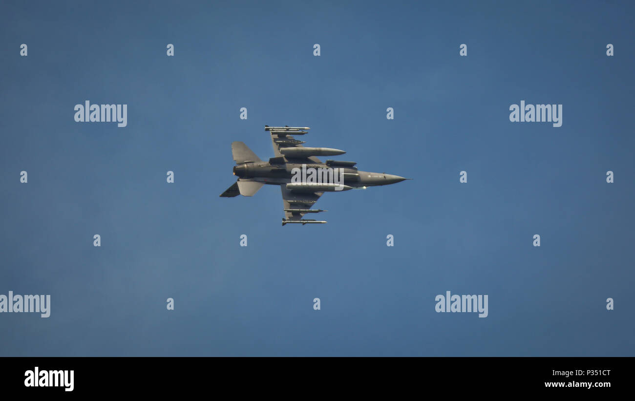 An F-16 Fighting Falcon maneuvers during air-to-ground training at ...