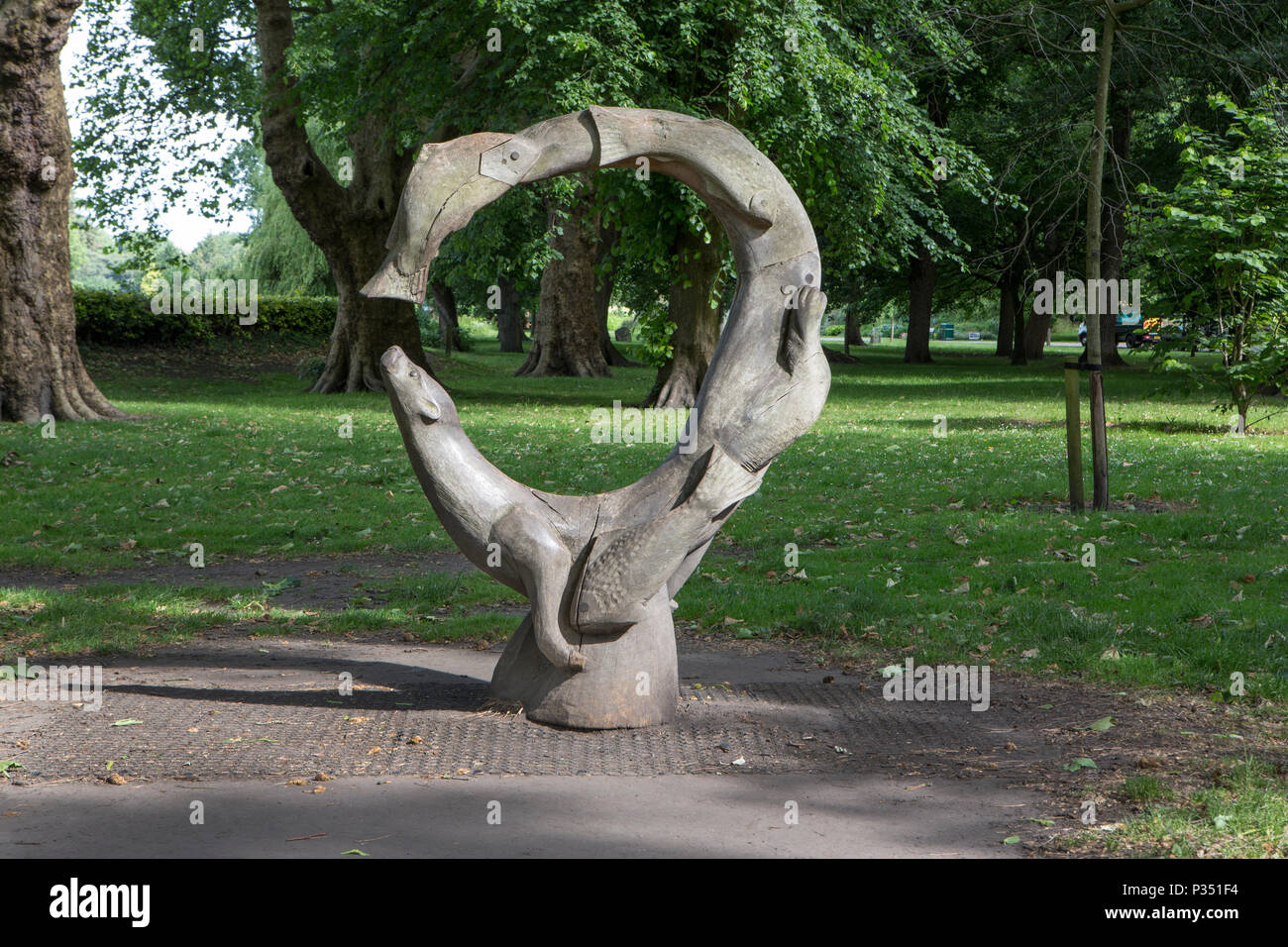 Otter wood carving hi-res stock photography and images - Alamy