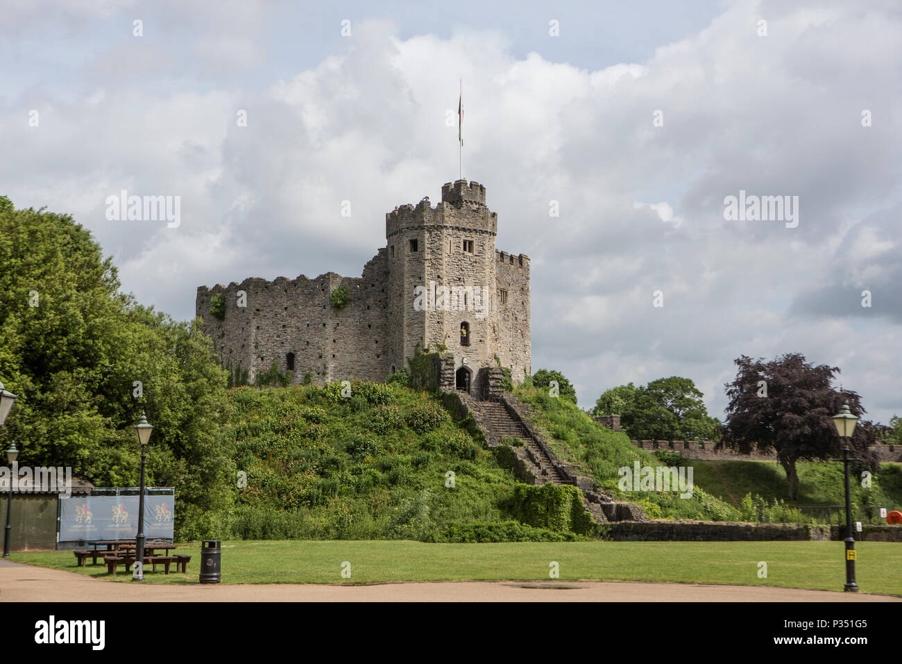 Cardiff castle hi-res stock photography and images - Alamy