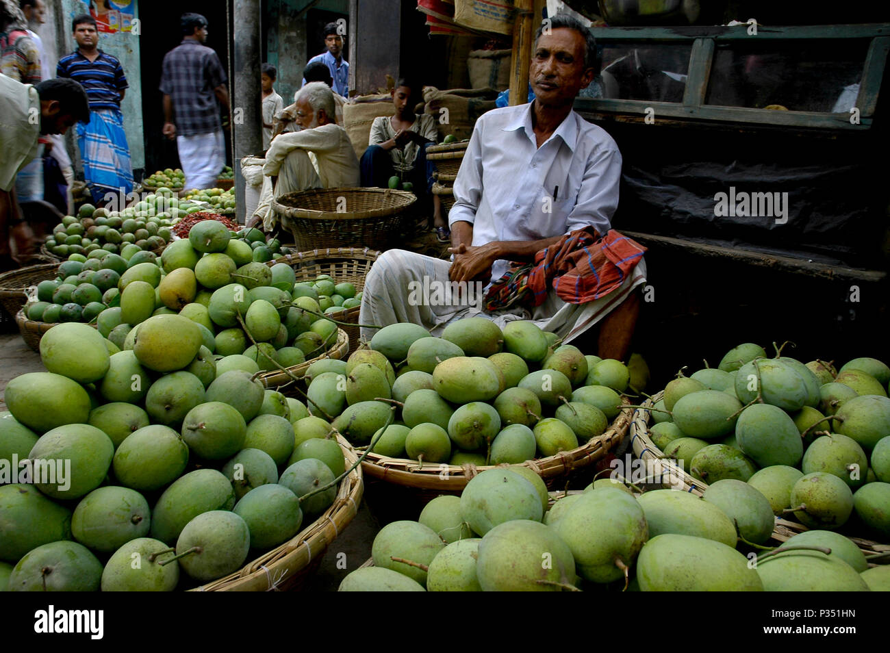 Mango vendor selling mangoes at Chapai Nawabganj. Bangladesh Stock ...