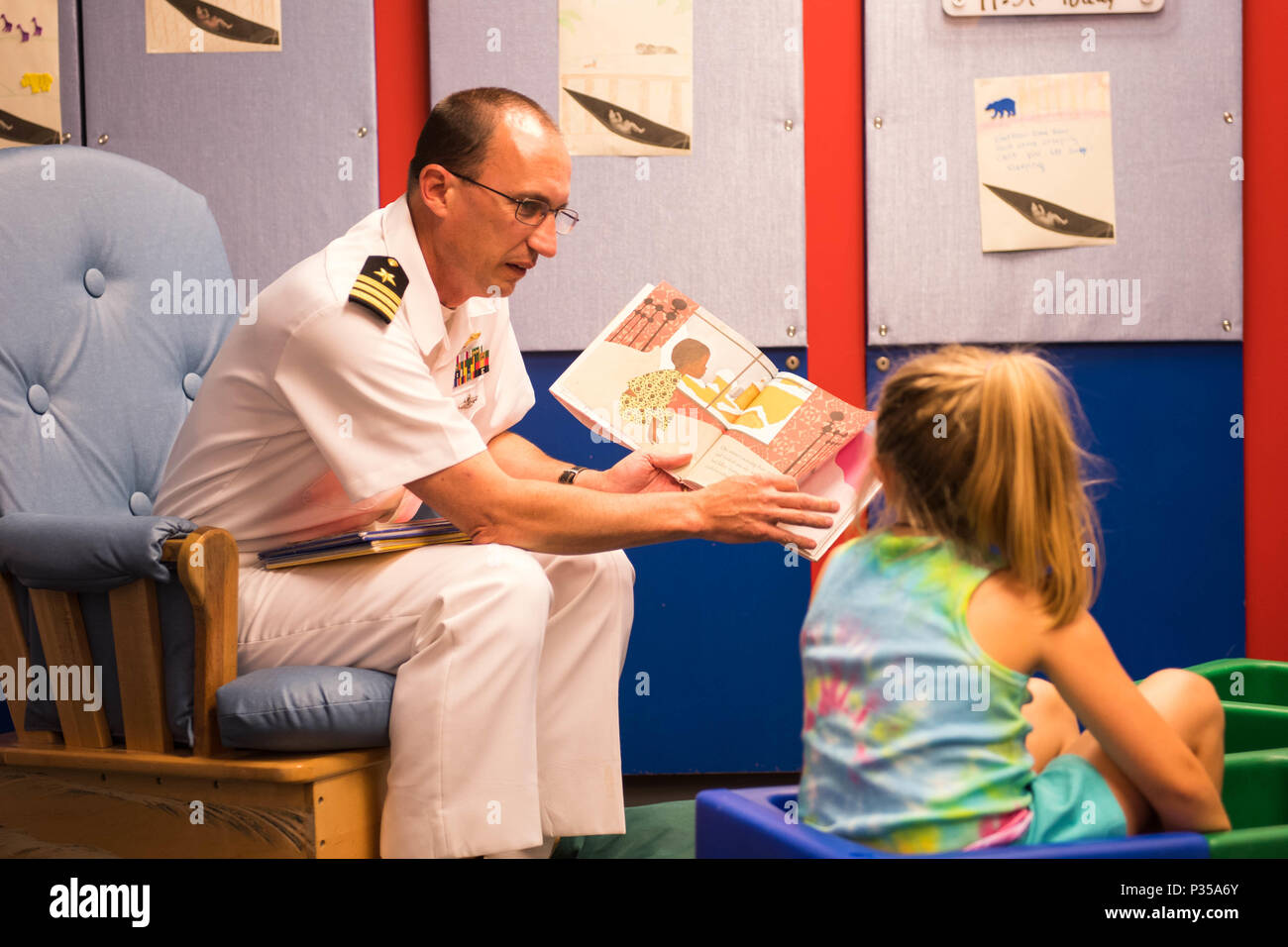 180614-N-SH284-2105 CHATTANOOGA, Tenn. (June 14, 2018) Cmdr. Paul Seitz ...