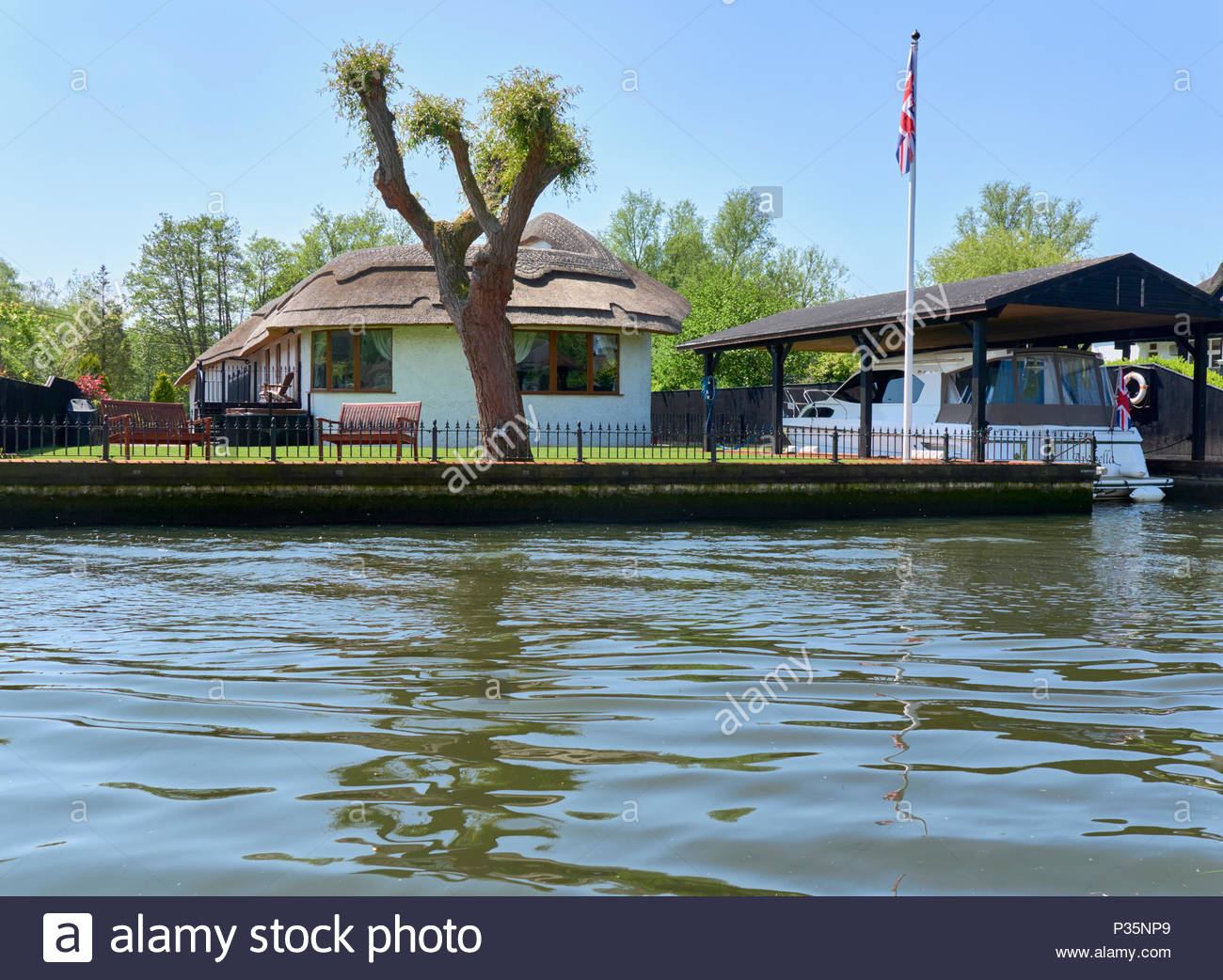 Riverside Thatched Cottage High Resolution Stock Photography and Images ...