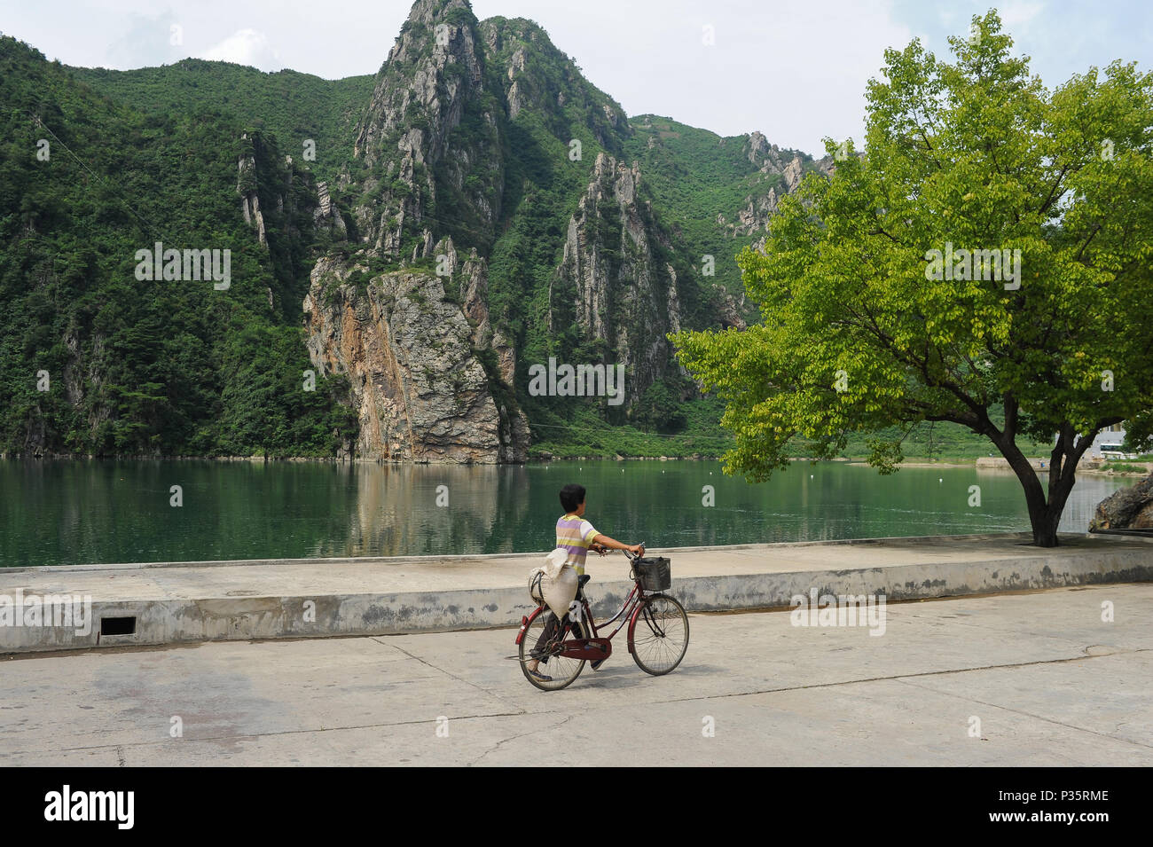 Walking along lake hi-res stock photography and images - Alamy