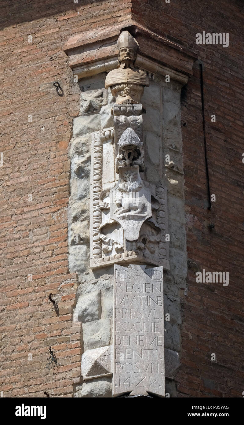 Statue on Palazzo Comunale di Modena, Italy Stock Photo - Alamy