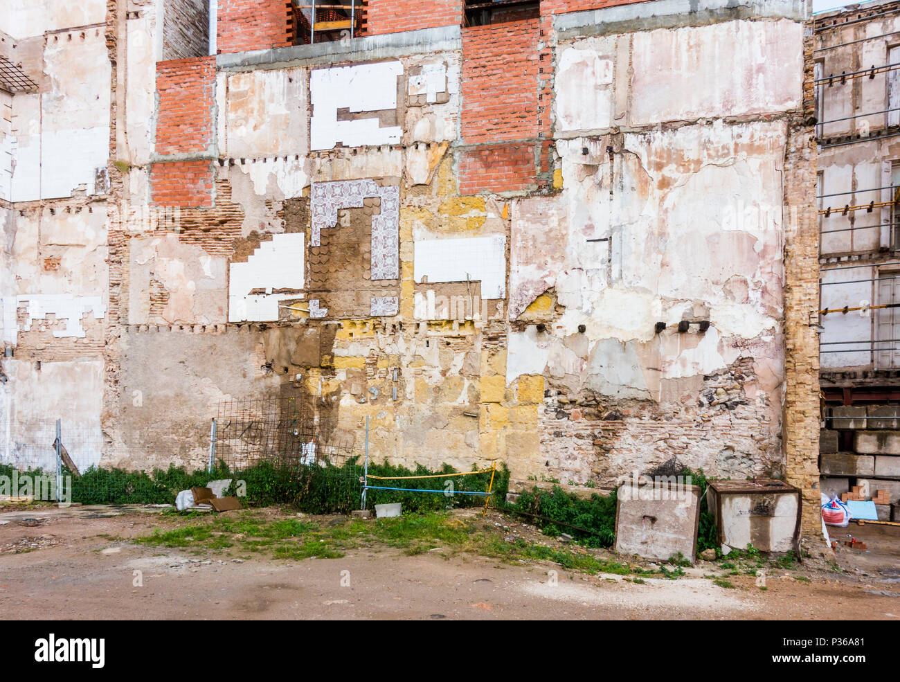 Destroyed apartment building hi-res stock photography and images - Alamy