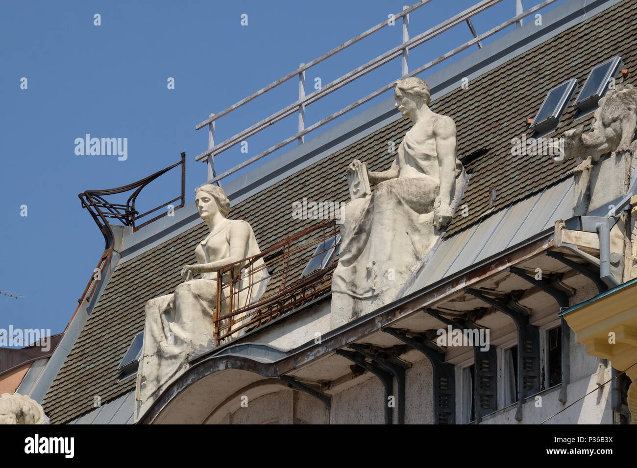 Statues on facade building in hi-res stock photography and images - Alamy