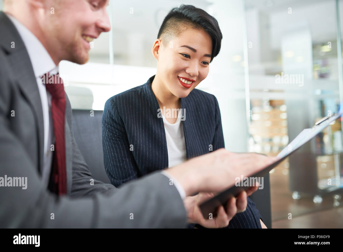 Signing a contract Stock Photo - Alamy