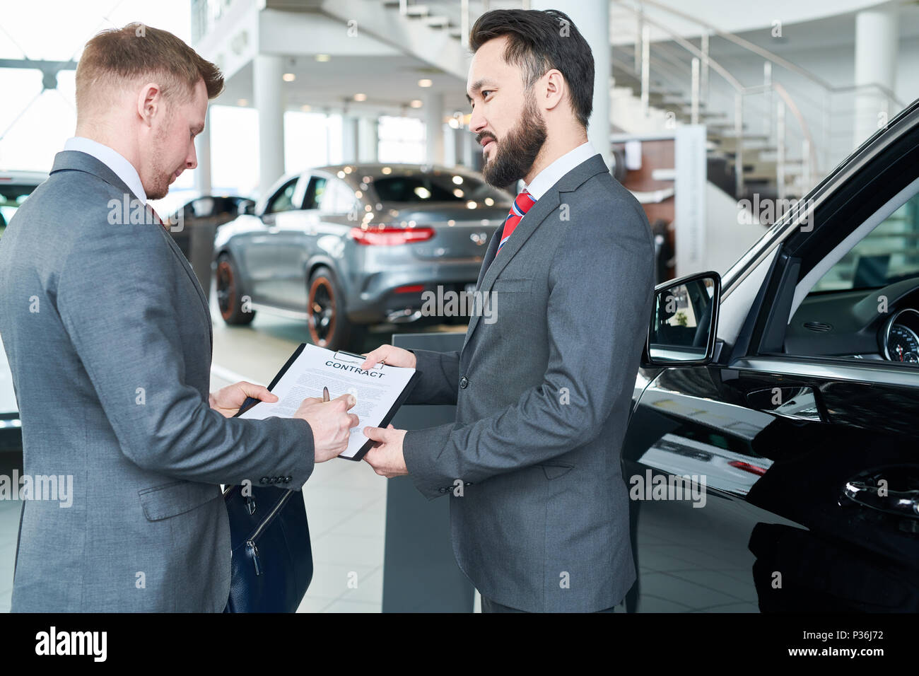 Contract signing client hi-res stock photography and images - Alamy
