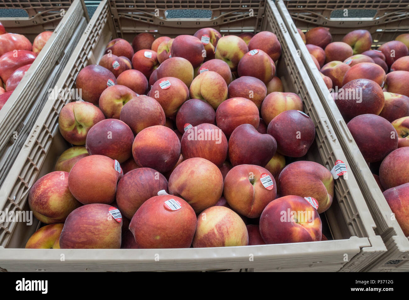 Juicy ripe peaches at the supermarket Stock Photo - Alamy