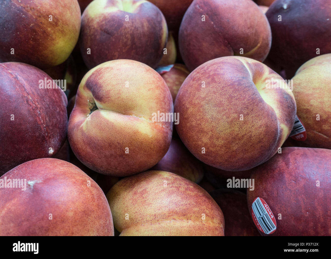 Juicy ripe peaches at the supermarket Stock Photo - Alamy