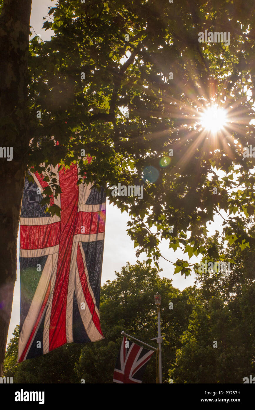 Sunlight on union jack hi-res stock photography and images - Alamy