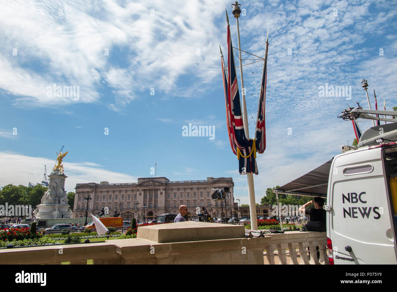 Temporary media studios buckingham palace hi-res stock photography and ...