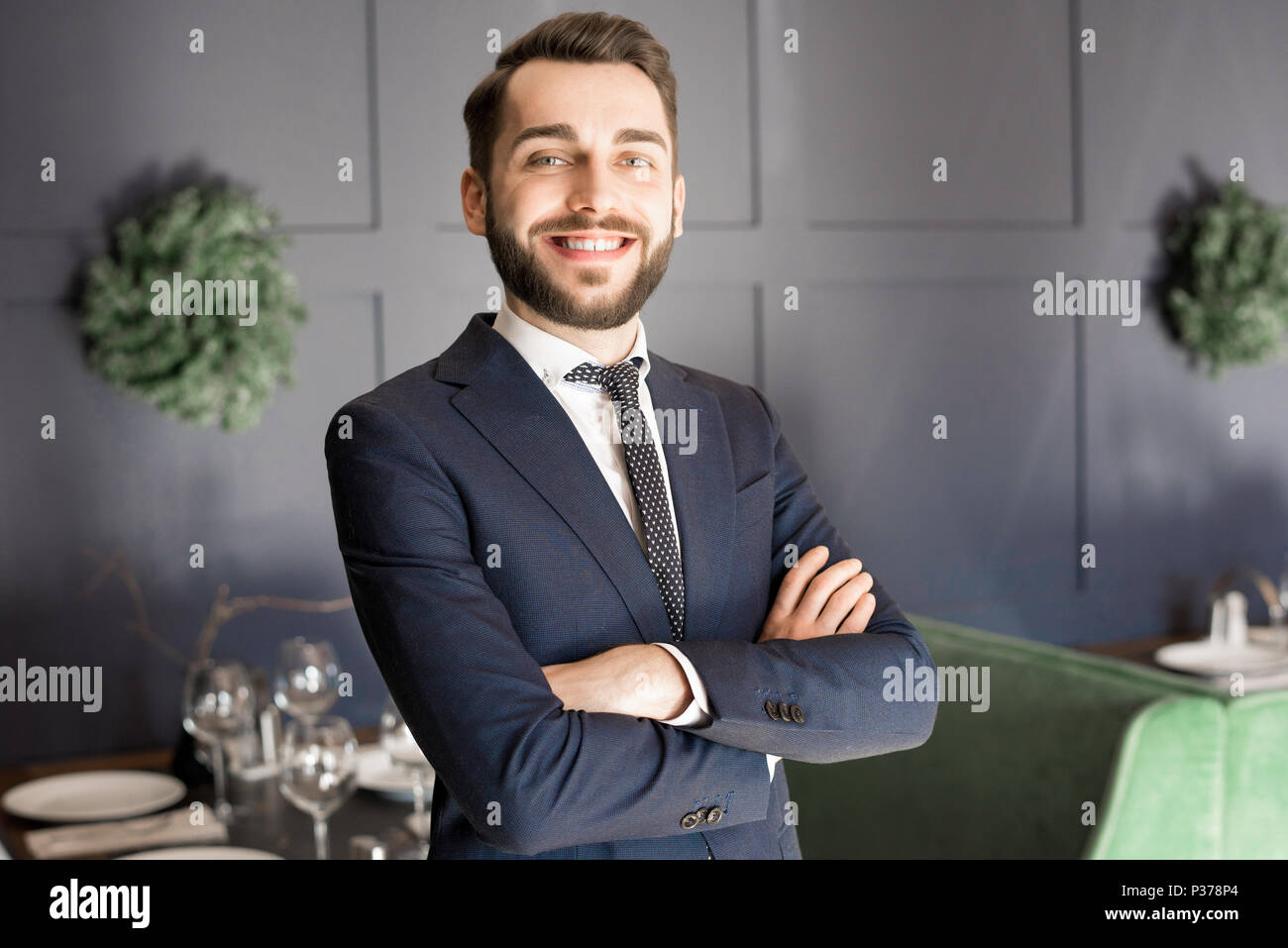 Businessman restaurant hi-res stock photography and images - Alamy