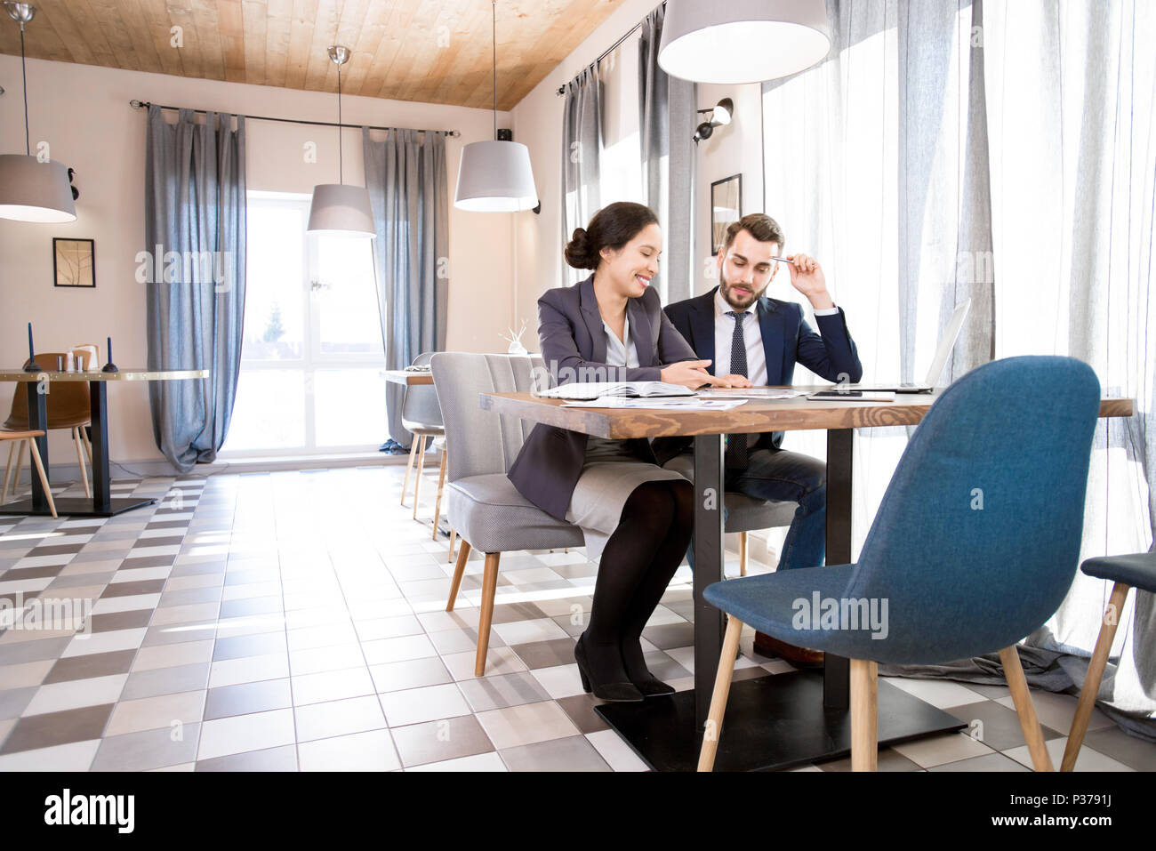 Explaining data colleague hi-res stock photography and images - Alamy Explaining data colleague hi-res stock photography and images - Alamy