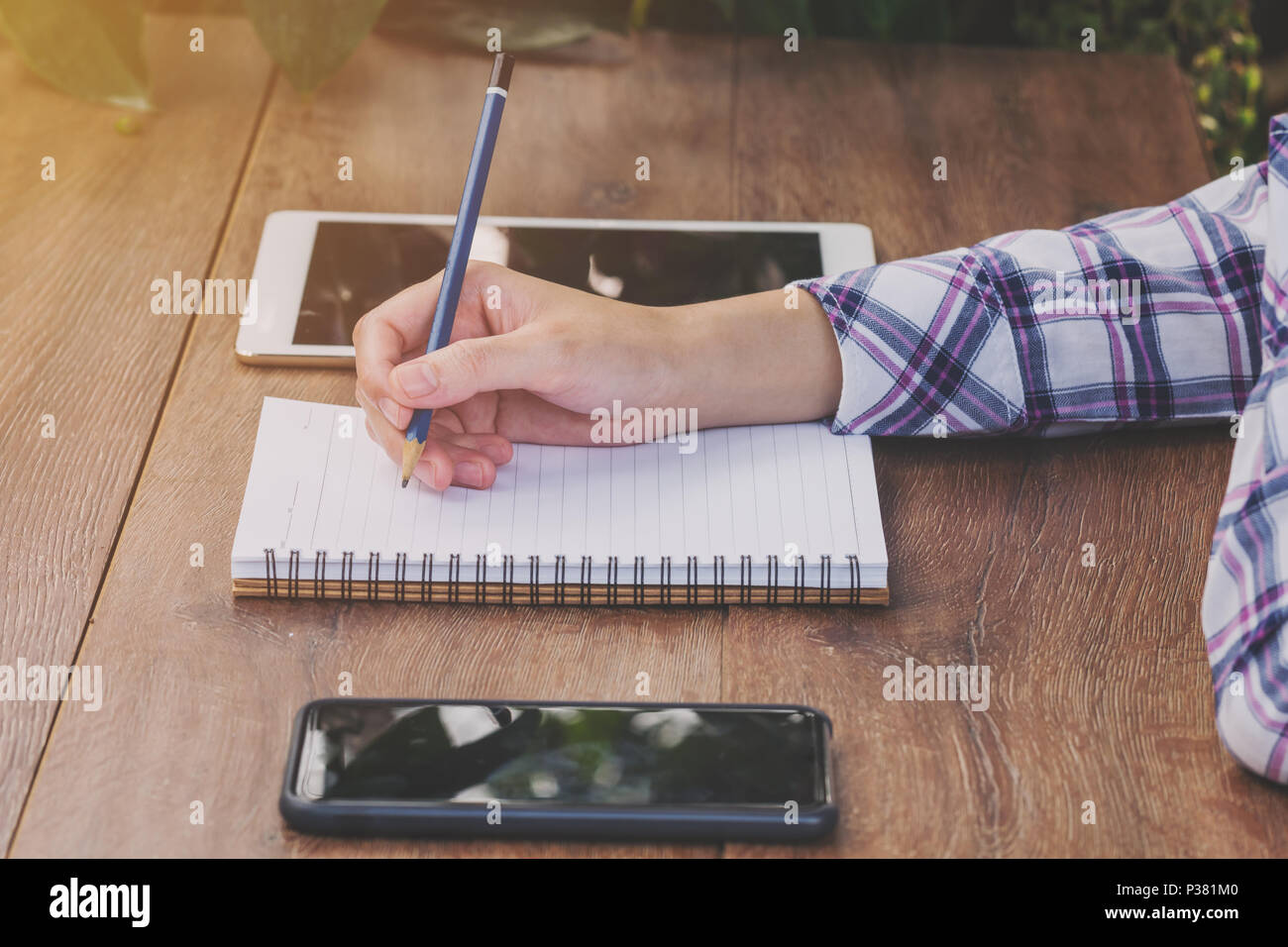 Hands drawing in note book hi-res stock photography and images - Alamy