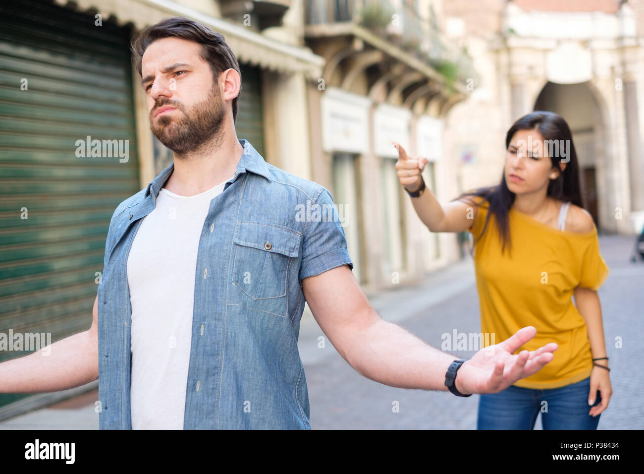 People argument street hi-res stock photography and images - Alamy
