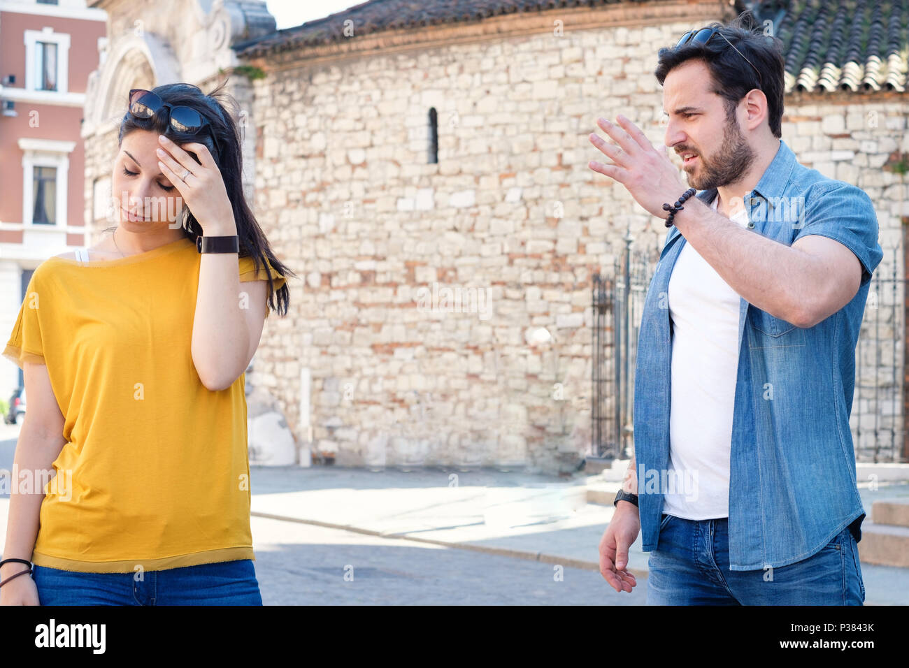 People argument street hi-res stock photography and images - Alamy