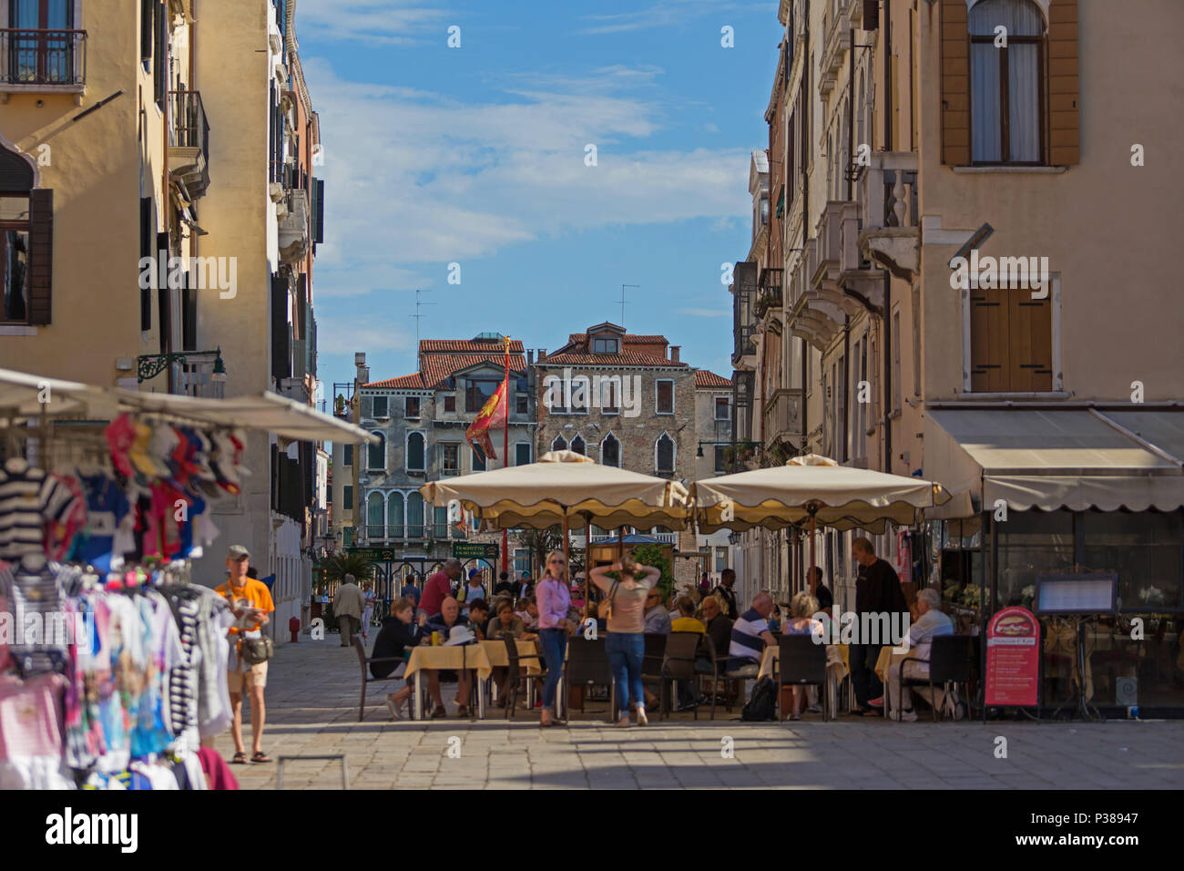 Street scene in venice hi-res stock photography and images - Alamy