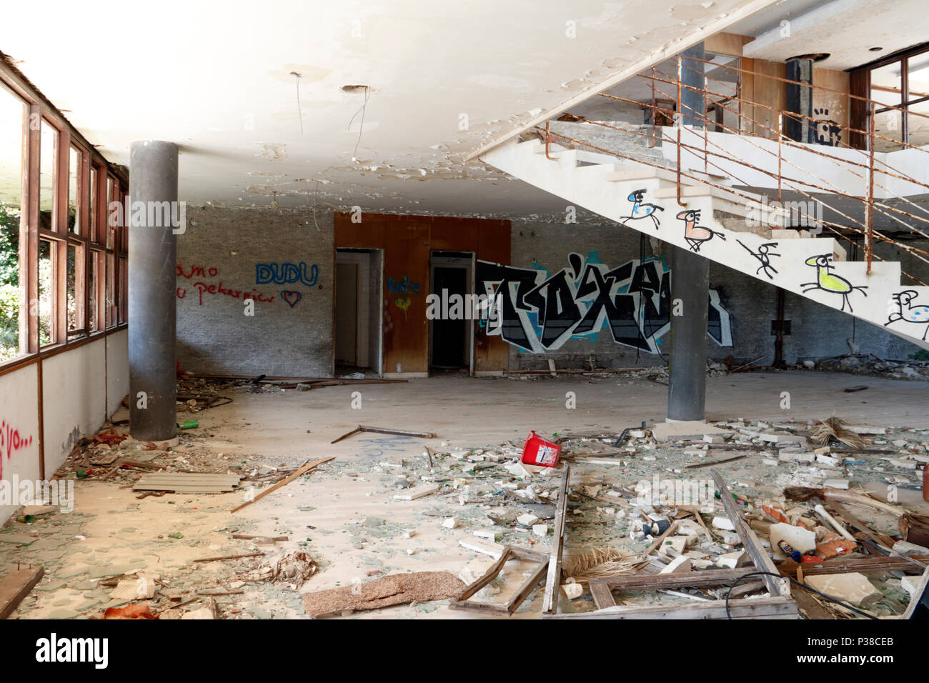 Yugoslavia war croatia ruins hi-res stock photography and images - Alamy