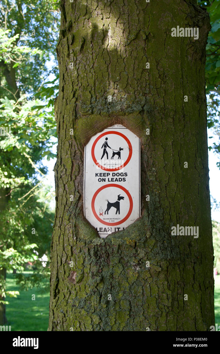 Keep dogs on leads sign Stock Photo - Alamy