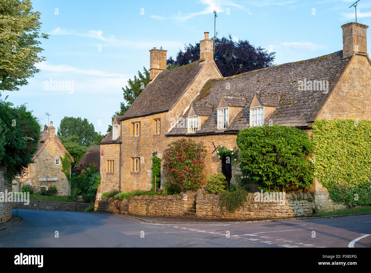 Cotswold village ebrington gloucestershire hi-res stock photography and ...