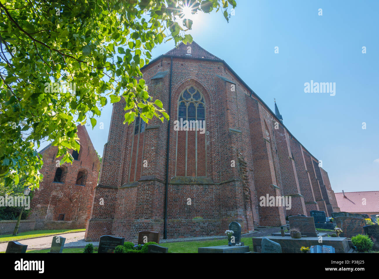 Windows gothic church hi-res stock photography and images - Alamy