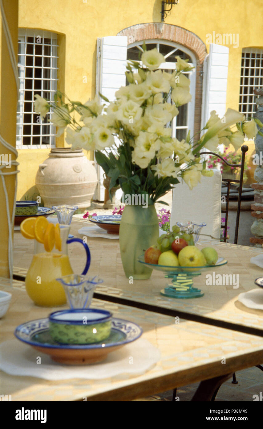 Italian pottery hi-res stock photography and images - Alamy