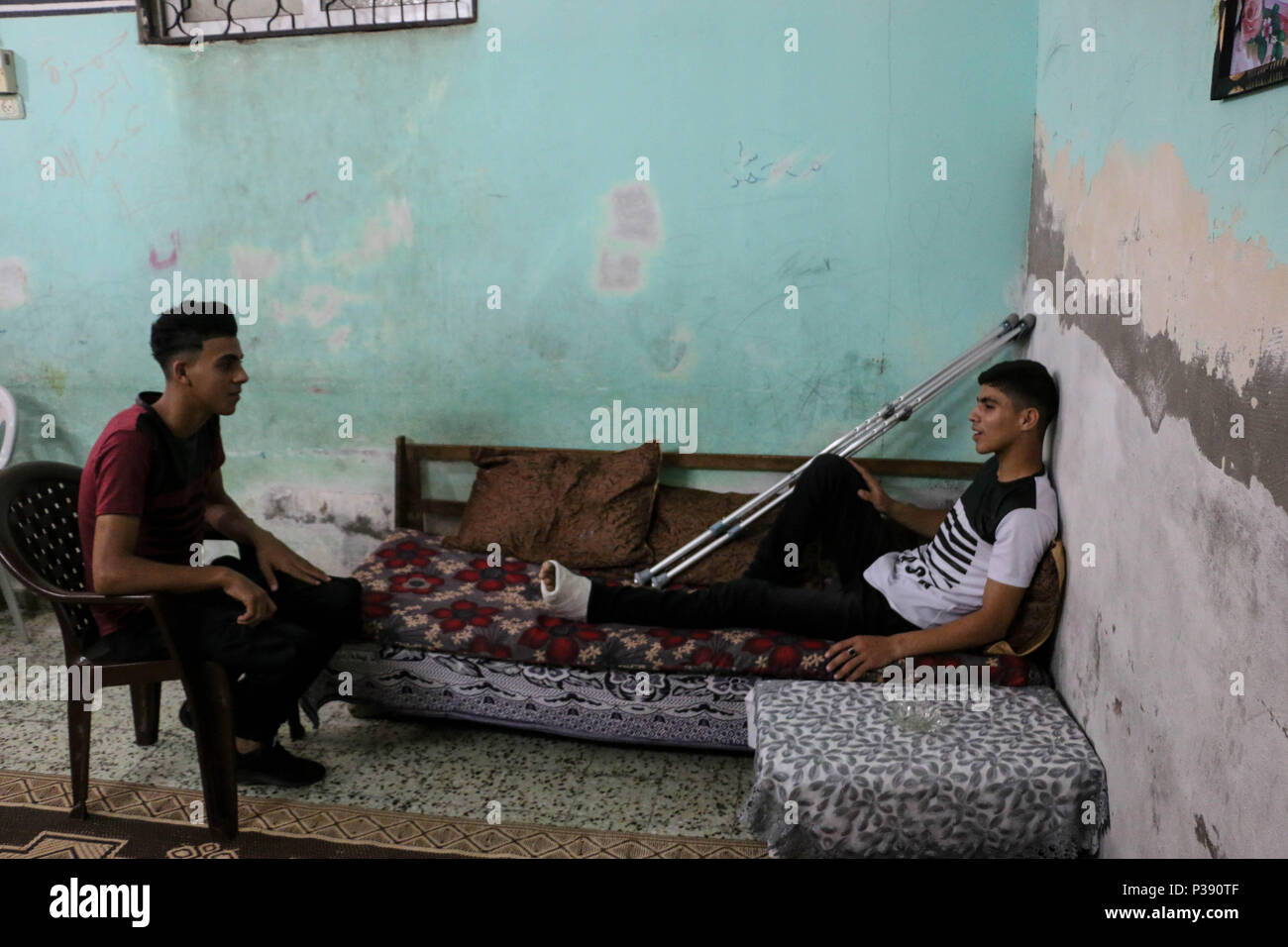 Happy civilians hi-res stock photography and images - Alamy