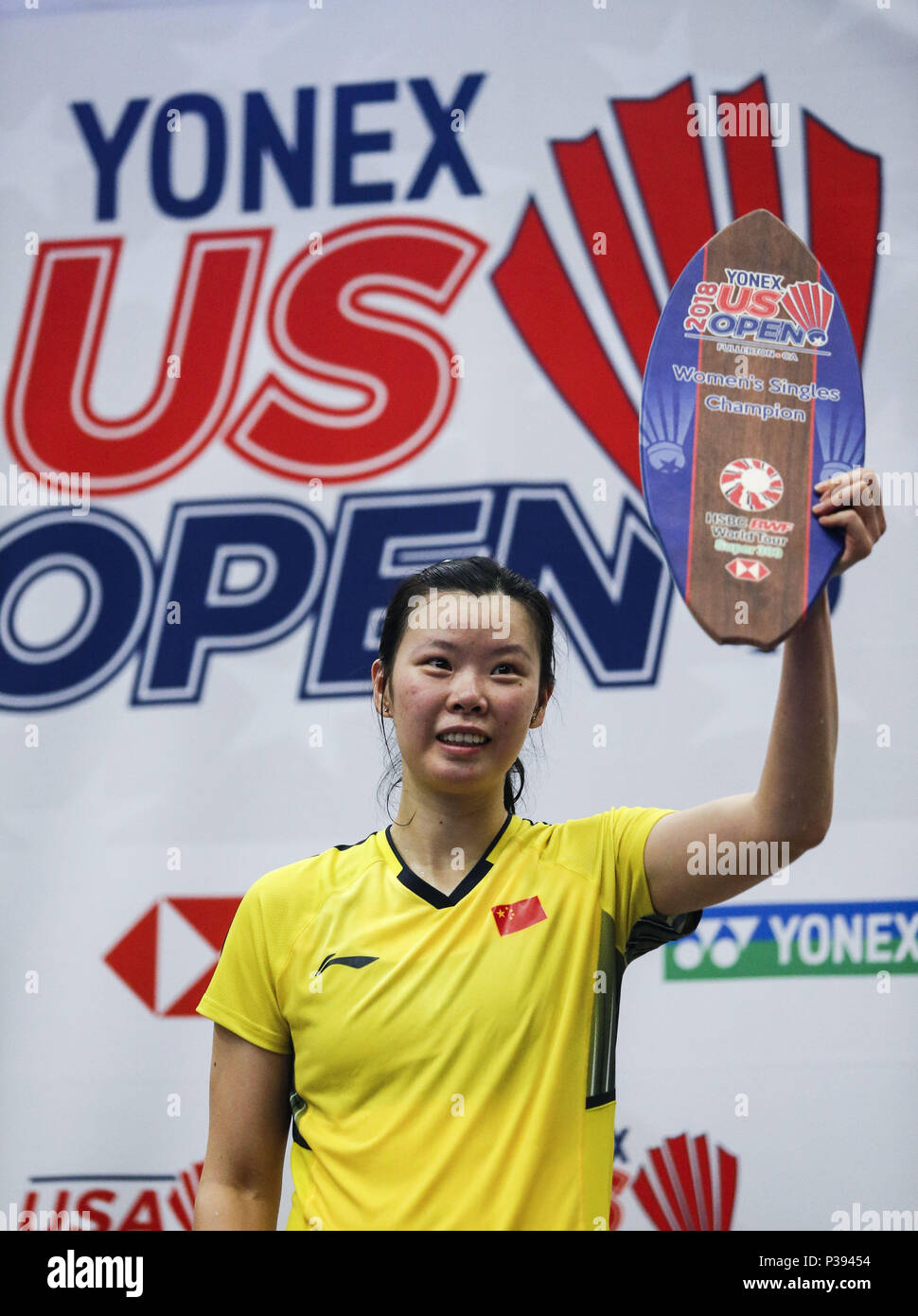 Los Angeles, California, USA. 17th June, 2018. Li Xuerui (L) of China ...