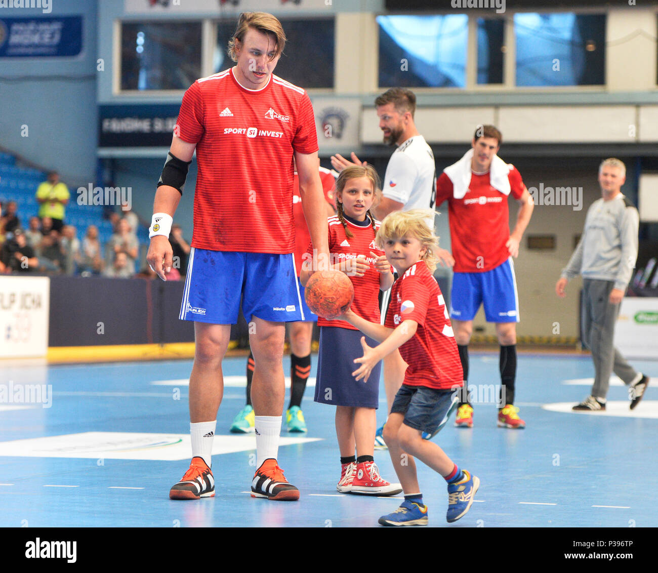 Handball children hi-res stock photography and images - Alamy
