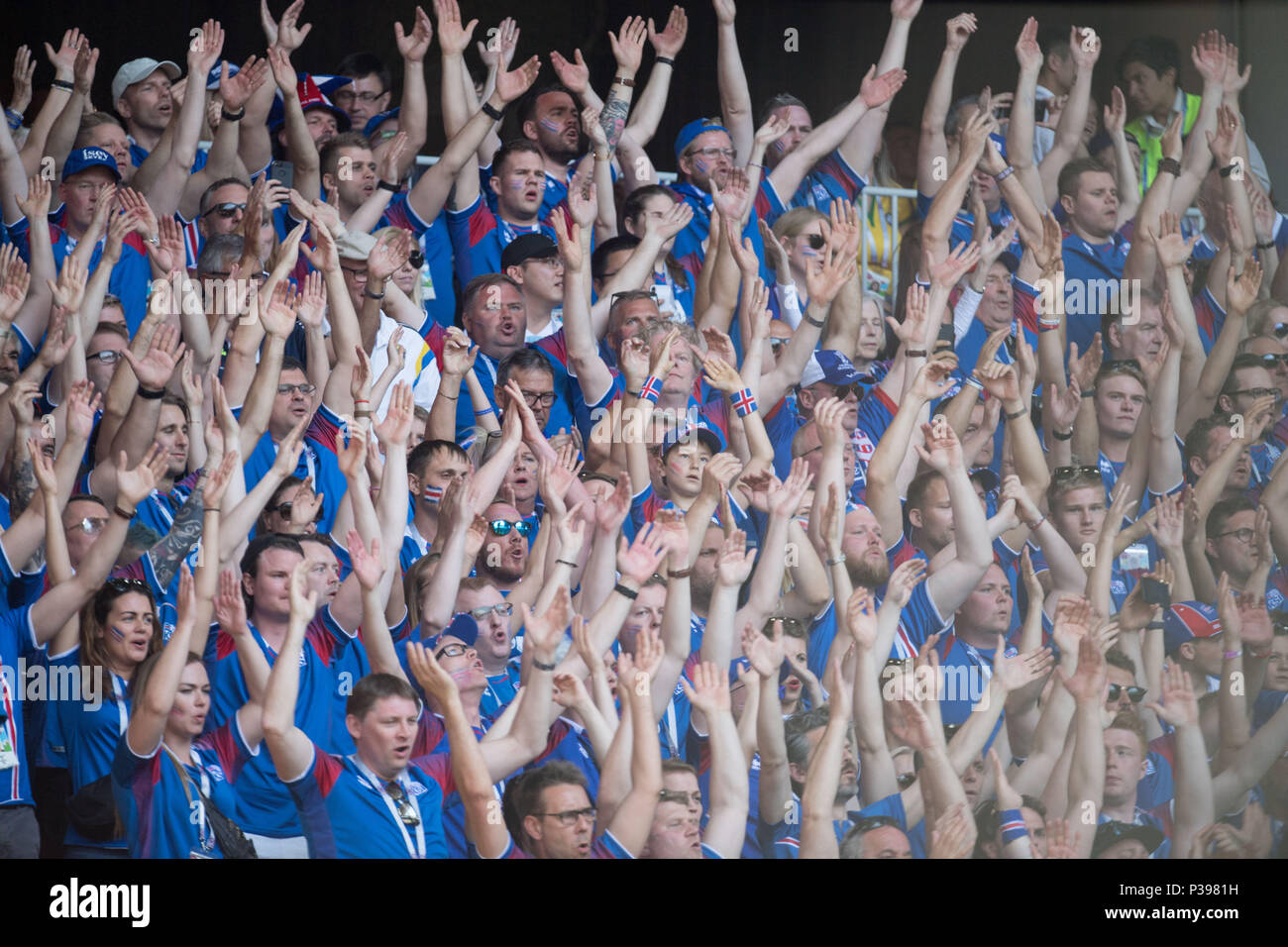 Moscow, Russland. 16th June, 2018. The Icelandic fans cheer their team ...