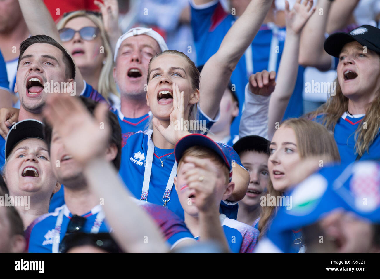 Singing football spectators hi-res stock photography and images - Alamy