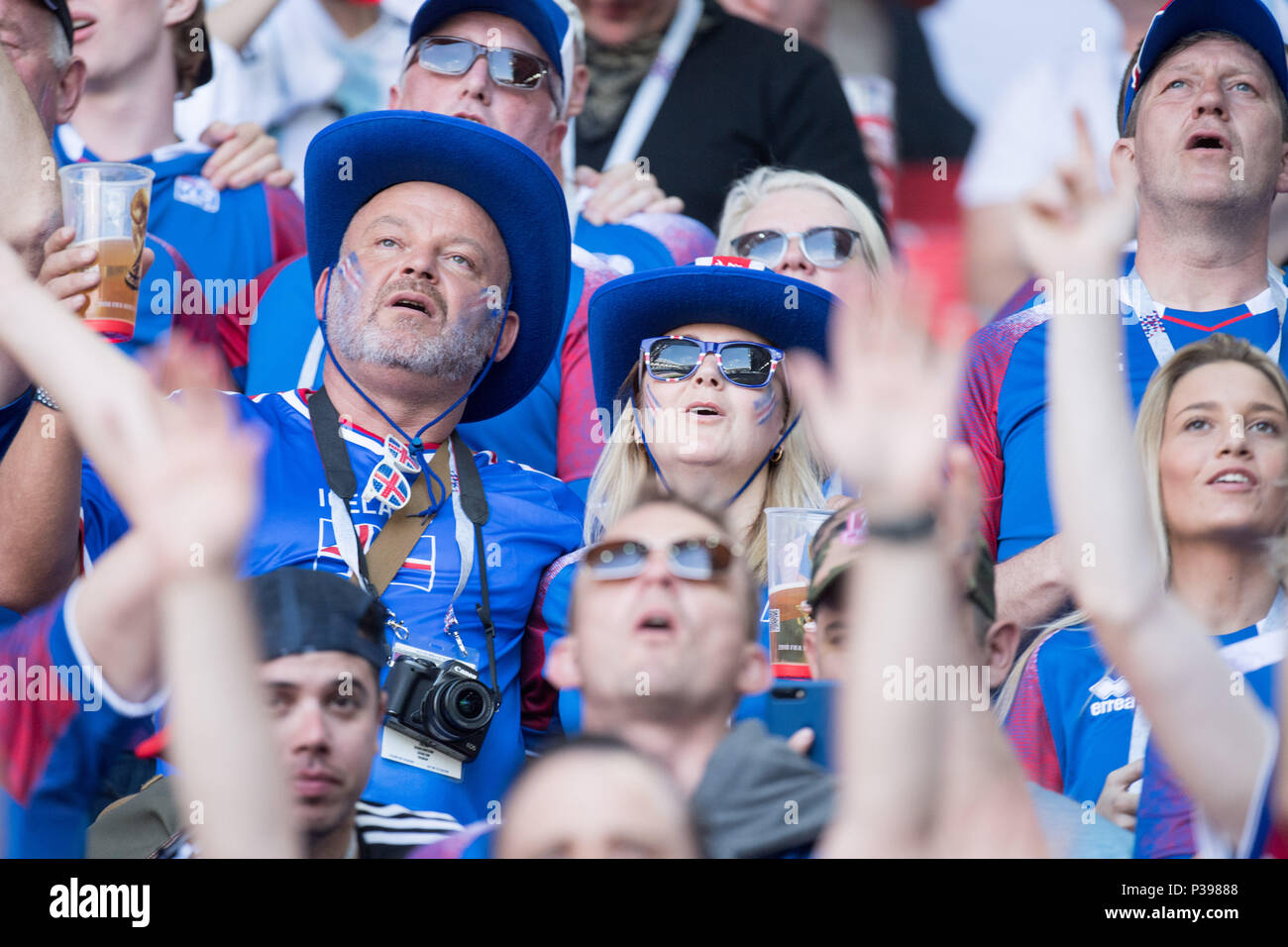 Singing football spectators hi-res stock photography and images - Alamy