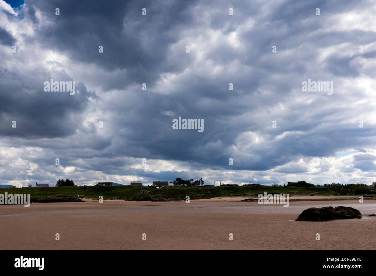Dull weather beach hi-res stock photography and images - Alamy